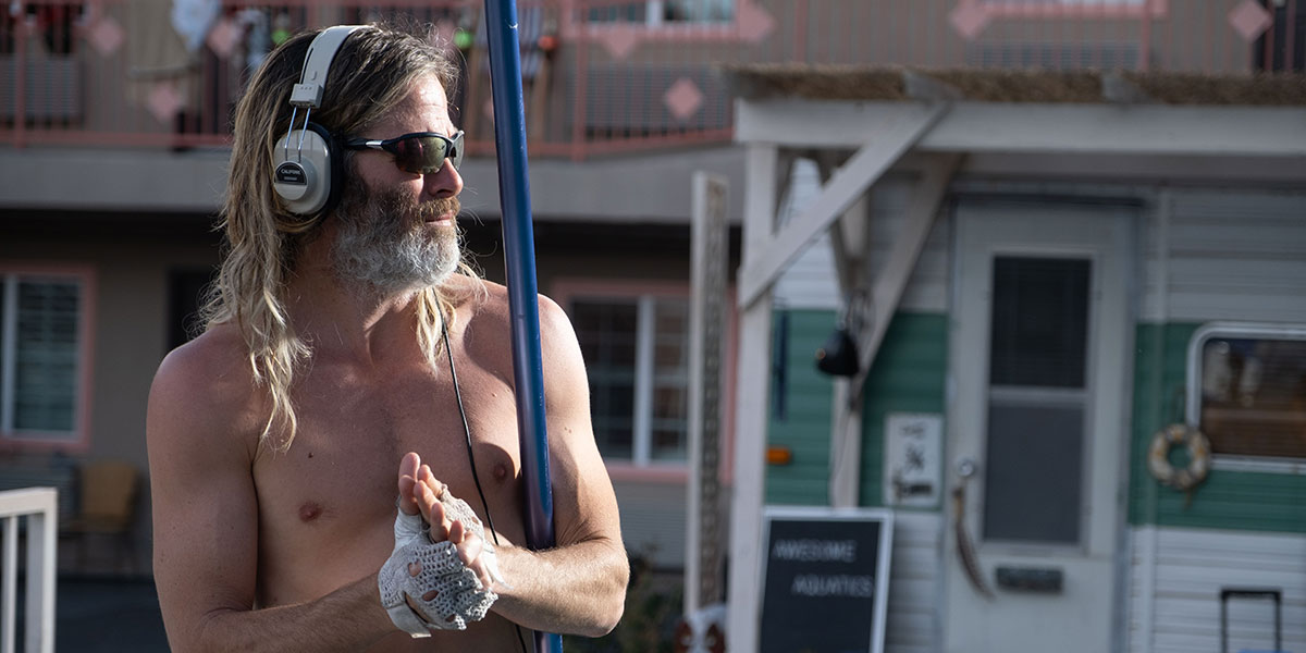 ‘Poolman’ Review: Chris Pine Skims the L.A. Underbelly in Homage to ...